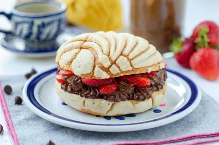 Concha Rellena con Fresas - California Strawberry Commission